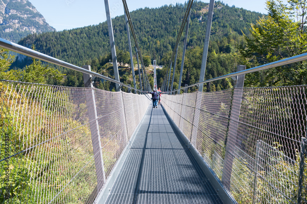 Hangebrücke bei Reutte im Tirol. Die highline179 verbindet die ...