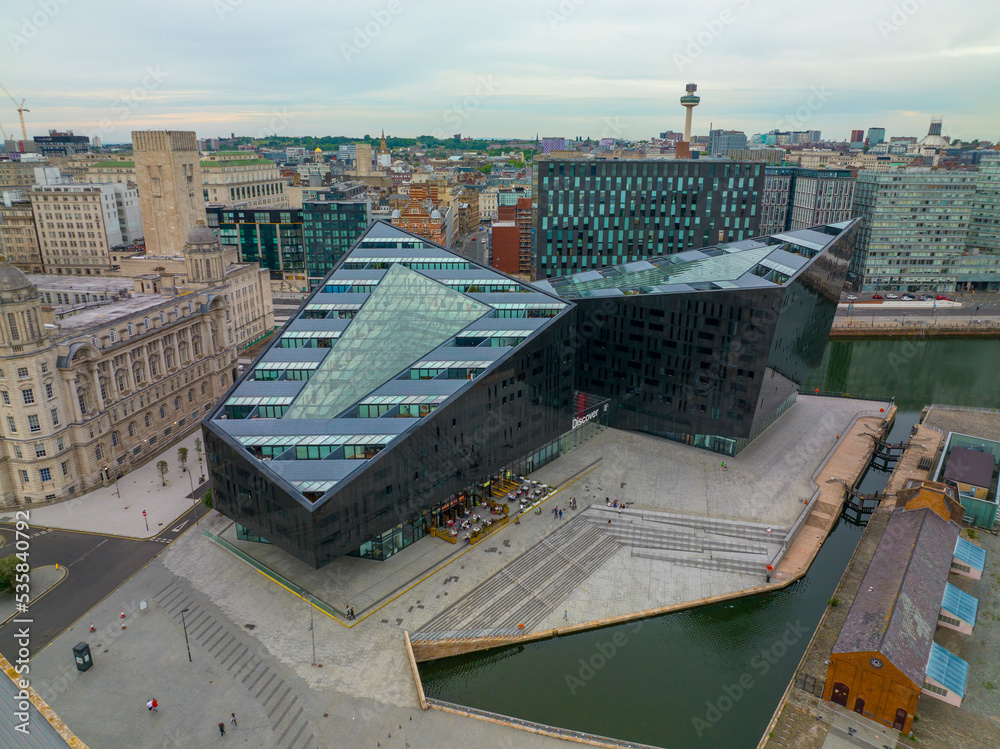 Foto de Open Eye Gallery in a modern building on Pier Head in Liverpool ...
