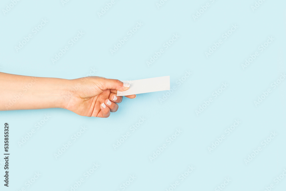 Mano de mujer sosteniendo y entregando una tarjeta en blanco sobre un ...