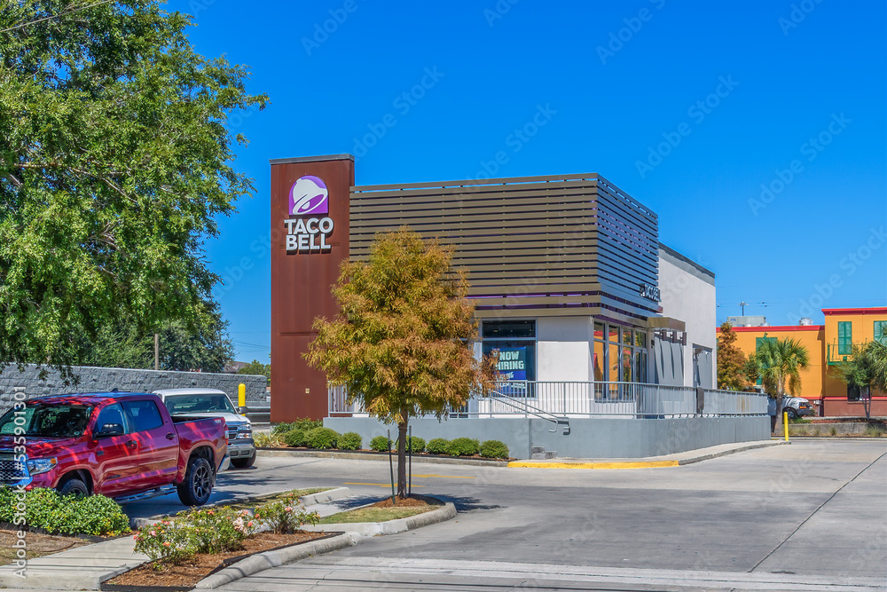 Full View of Taco Bell on Allen Toussaint Boulevard in Gentilly on ...