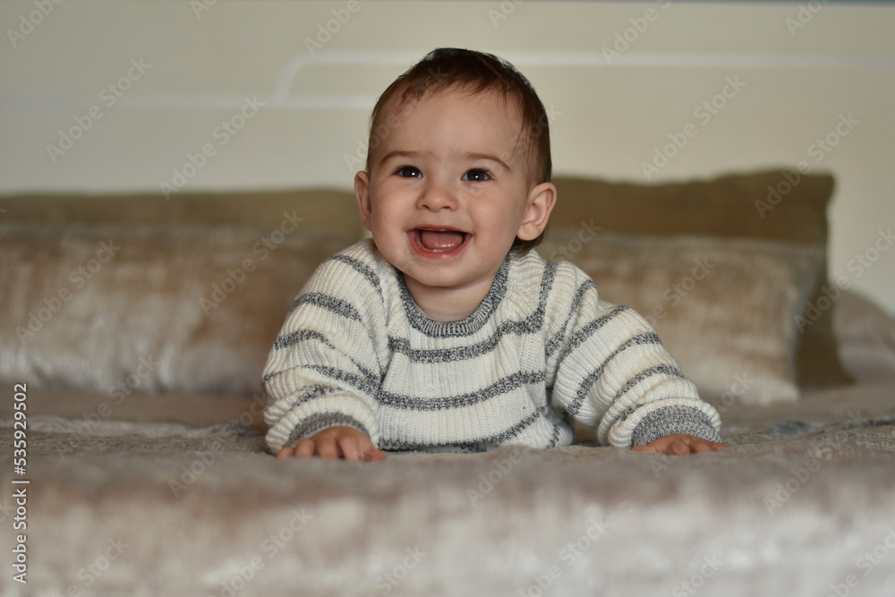 Expresión de un bebé niño feliz y contento Stock Photo | Adobe Stock