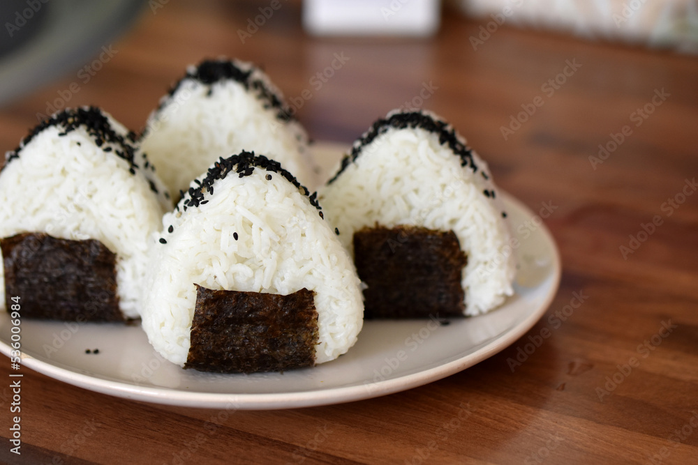 Zoom Japan kitchen bento, onigiri, rice dumpling and seaweed triangle ...
