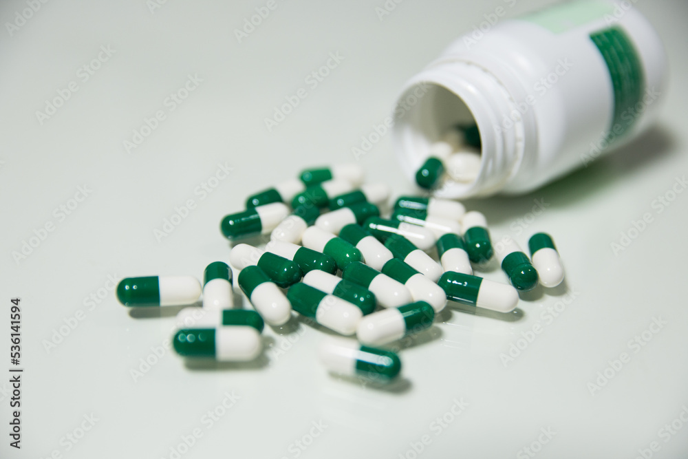 cápsulas de medicamento caindo do frasco de remédio Stock Photo | Adobe ...