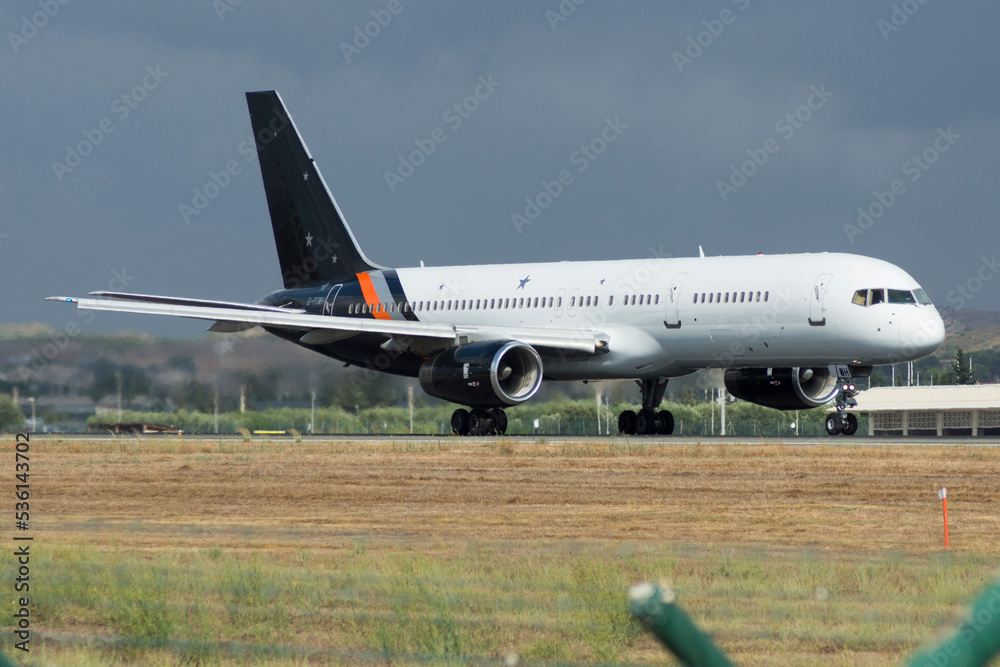 Avión de línea Boeing 757 de la aerolínea Titan Airways despegando del ...