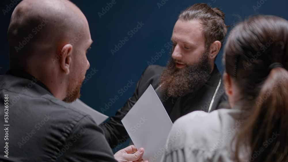 Vidéo Stock Detective cop and female FBI agent show to lawyer photo ...