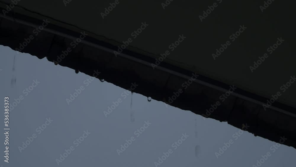 Video „Rain and roof. Falling rain from the roof. Rain drops flow down ...