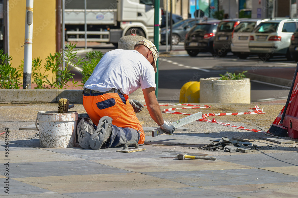 Operaio sostituisce le mattonelle rotte come quelle nuove della ...