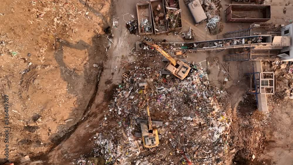 Vidéo Stock Landfill with Construction waste (CDW). Trash disposal for ...