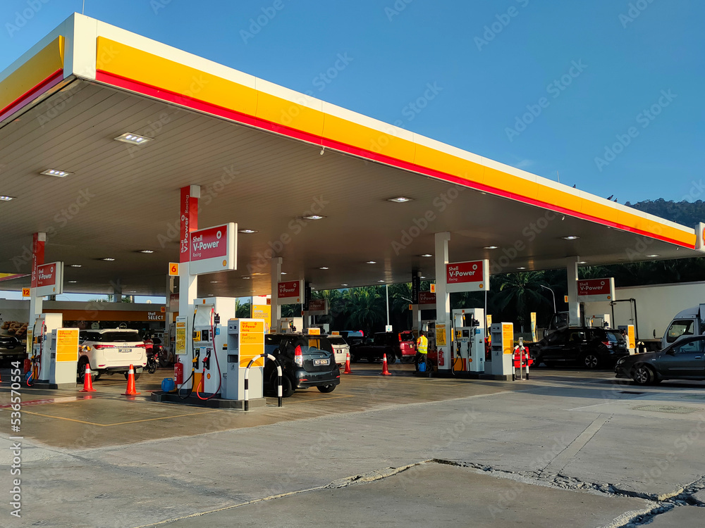 Stockfoto JOHOR, MALAYSIA - APRIL 6, 2022: Shell gas station in ...