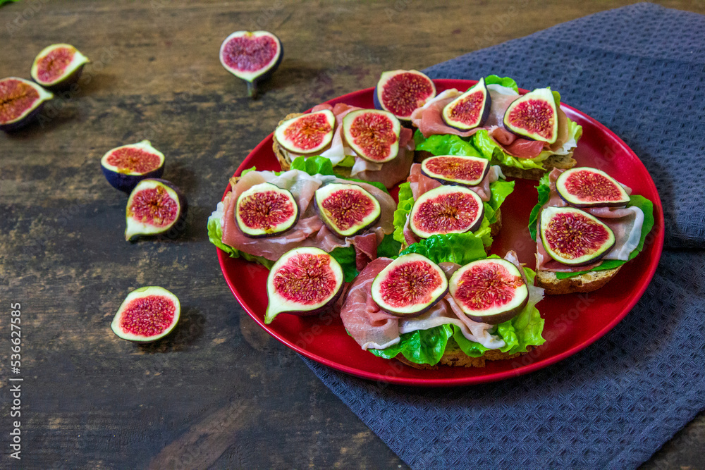 Kanapki z sałatą, szynką dojrzewającą i figami Stock Photo | Adobe Stock