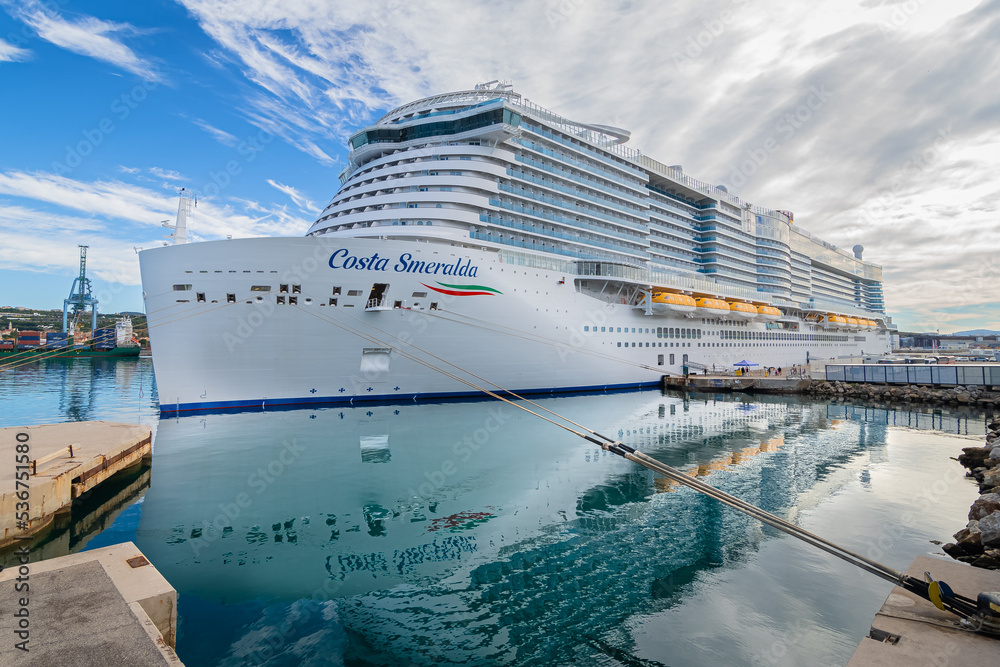 Vue du navire de croisière Costa Smeralda au port de Marseille, France ...