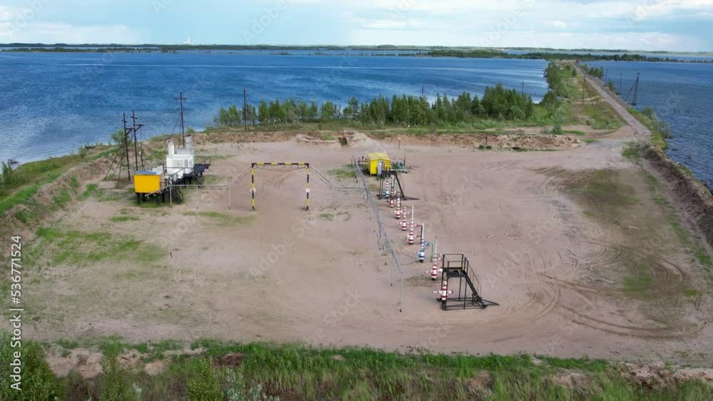 Stockvideo Extraction of oil and natural gas by puncturing the oil ...