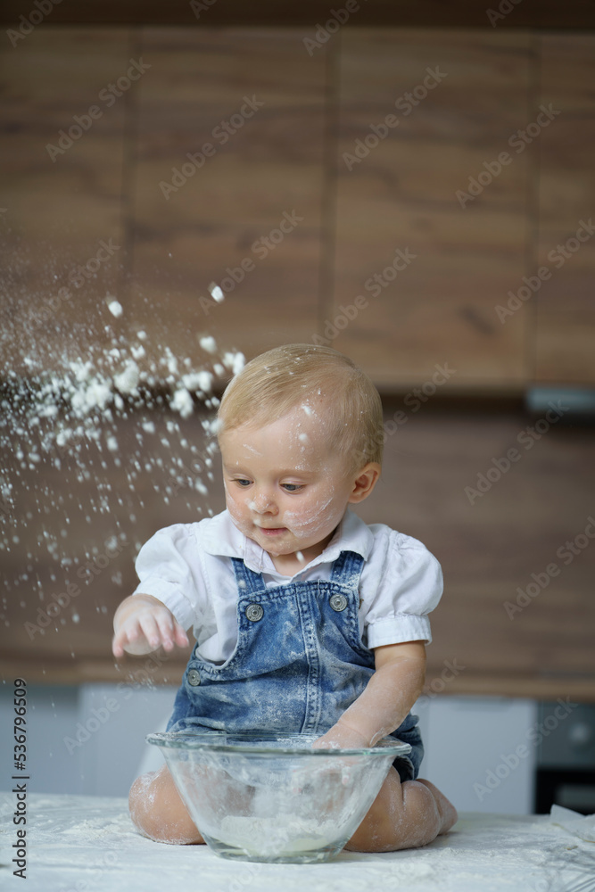 Mutter und Kinder mit Baby und Teenager spielen auf dem weißen Tisch ...
