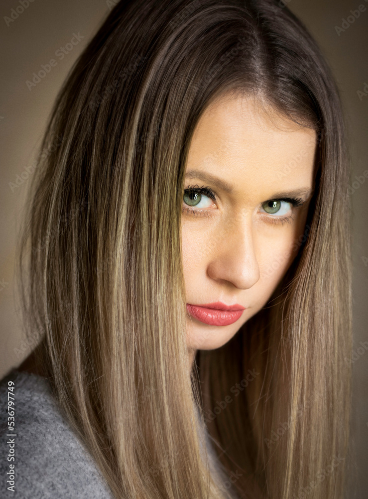Porträt Junge attraktive Frau in Hollywood Style in Farbe, lange haare ...
