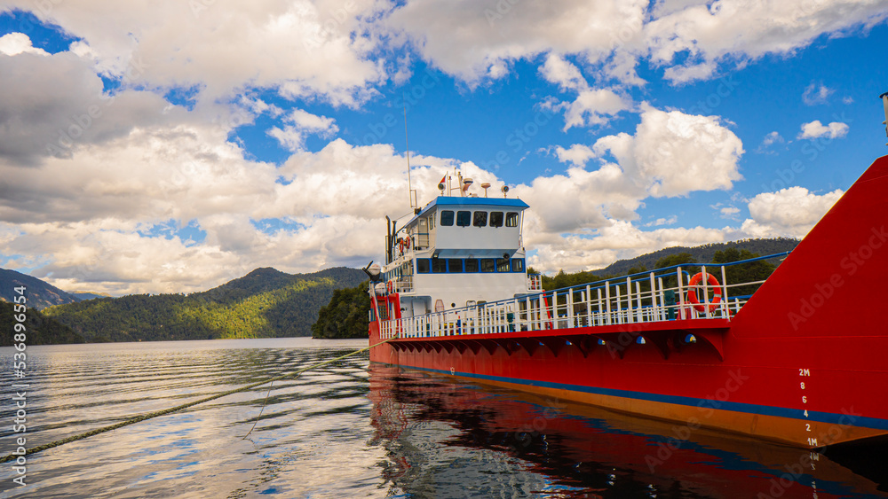 Barco o Barcaza tipo ferry atracada en un puerto de lago amarrada con ...