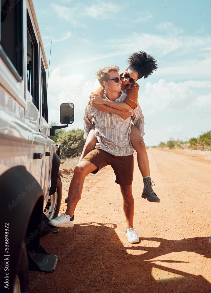 Foto de Travel, desert and couple hug on road trip in Australia, laugh ...