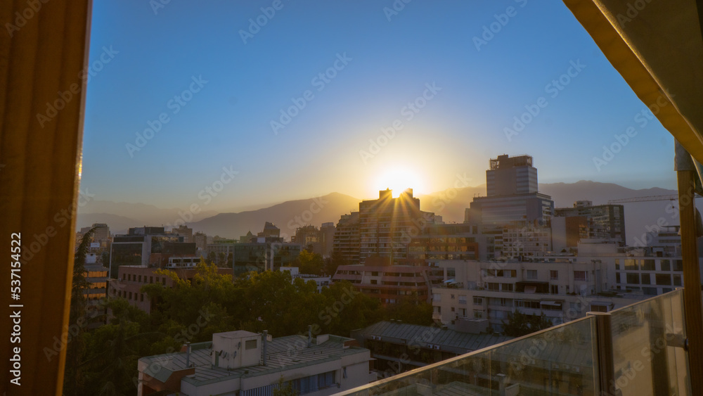 Amanecer en la ciudad. Con el sol apareciendo detrás de la cordillera ...