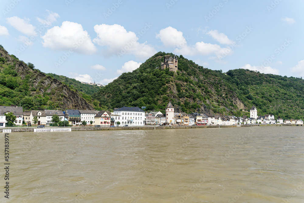 Sankt Goarshausen, sur la rive Est du Rhin , dans sa partie connue ...
