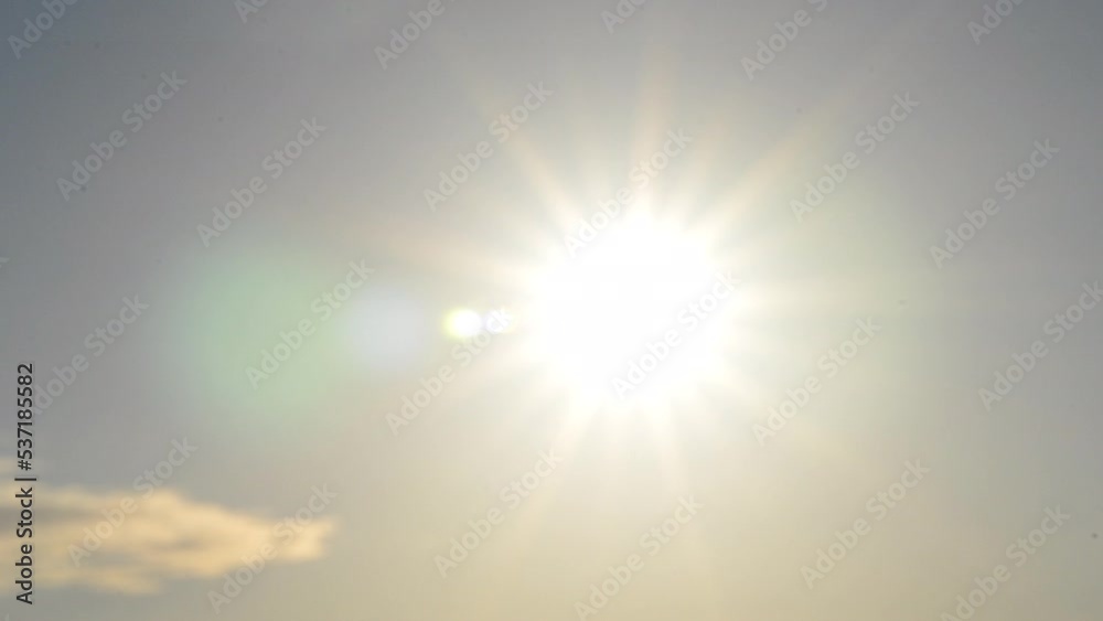 Vidéo Stock Blurred background. Sun in sky. Bright sun with sunbeams ...