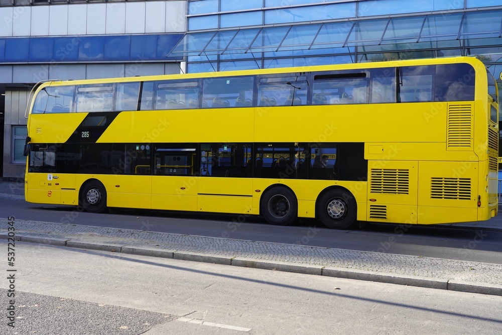 Neuer Doppeldeckerbus von Alexander Dennis Limited (ADL) im Einsatz für ...