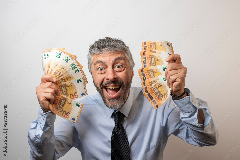 Fotka „homme d'affaire souriant et heureux qui tient des liasses de ...