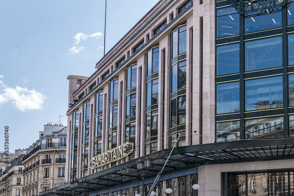 Famous building of La Samaritaine Department Store, founded in 1870 ...