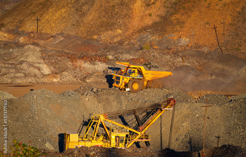 Extraction of iron ore by an open pit in the open pit of the Central ...