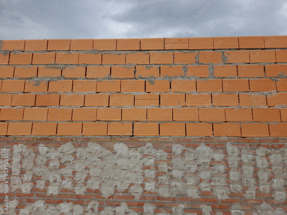 Pared de ladrillos moderno encima de un muro enladrillado viejo donde ...