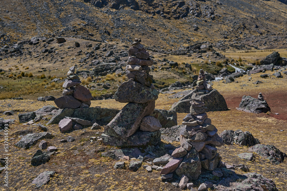 grupo de rocas apiladas entre si en valle de vegetación y montañas ...