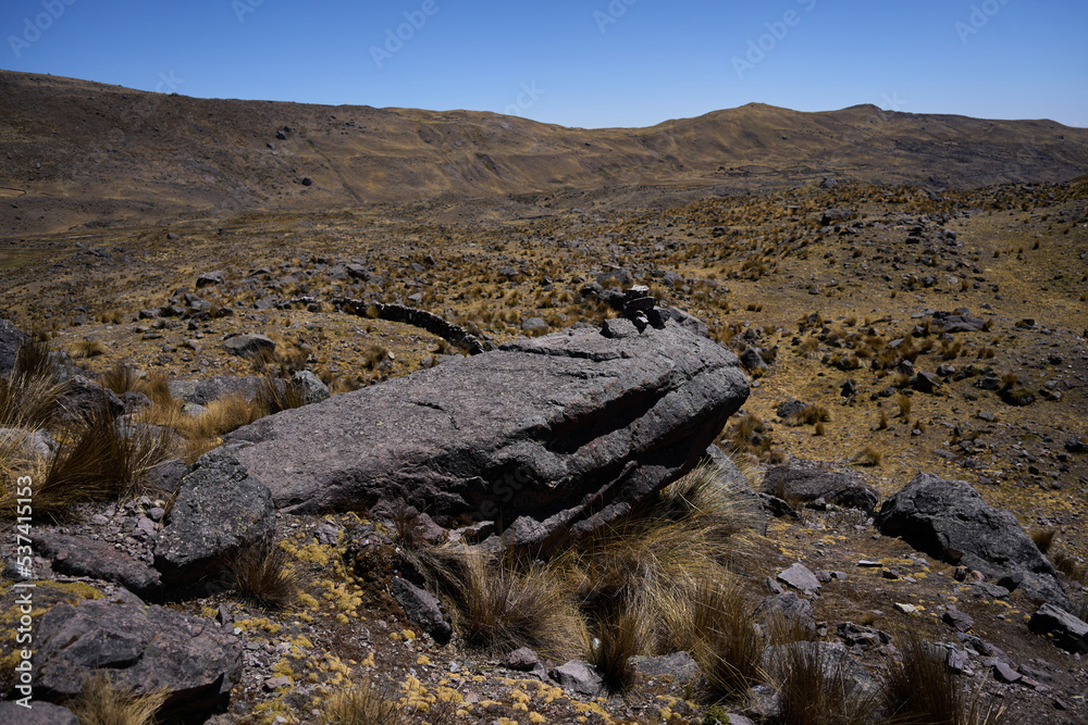 Roca en forma de mirador natural en medio de valle de piedras en la ...