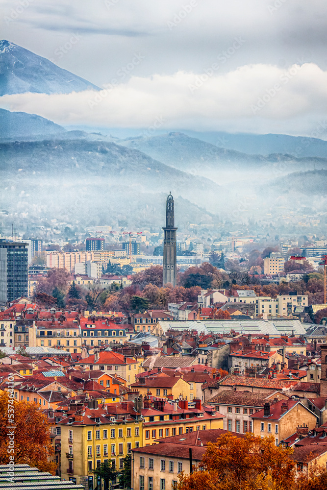 Grenoble France 11/2021 vue de Grenoble depuis les hauteurs de la ...
