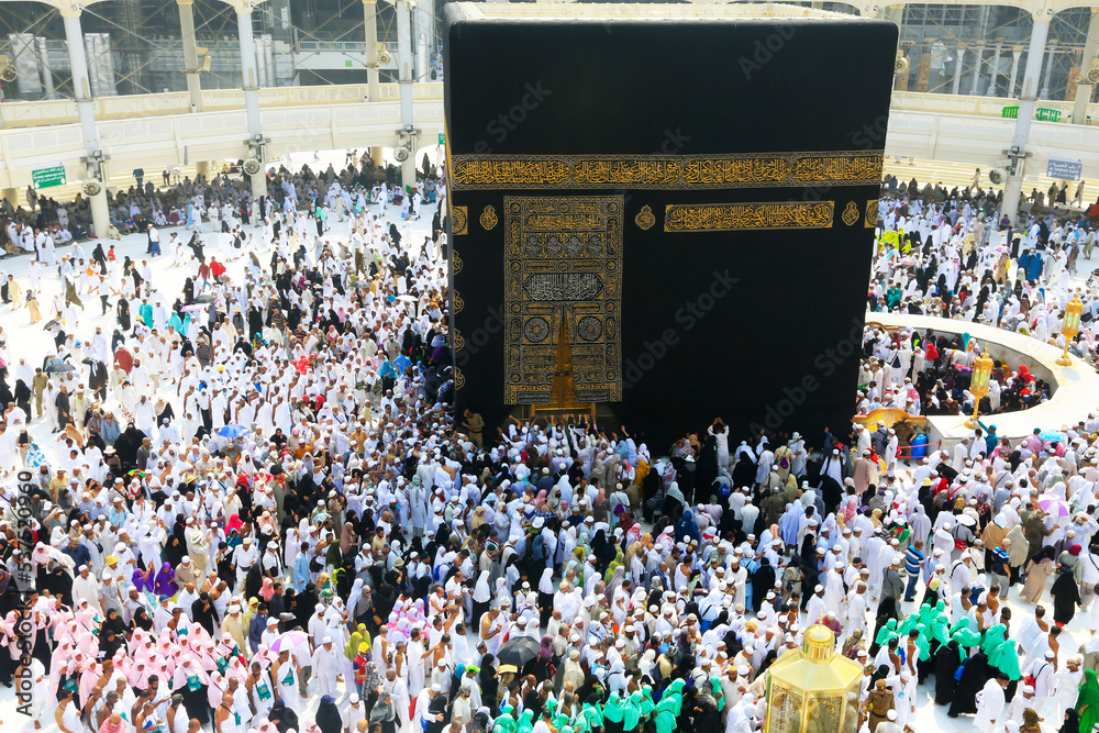 Foto de Tawaf is a ritual during Umra or Hajj when pilgrims making ...