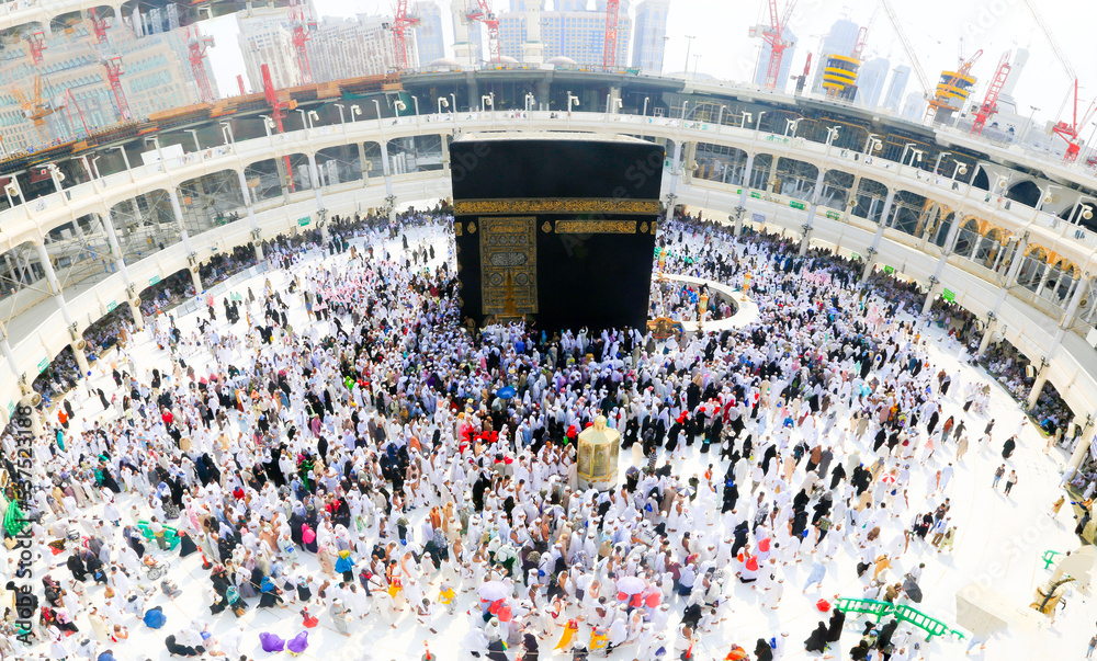 Foto de Tawaf is a ritual during Umra or Hajj when pilgrims making ...