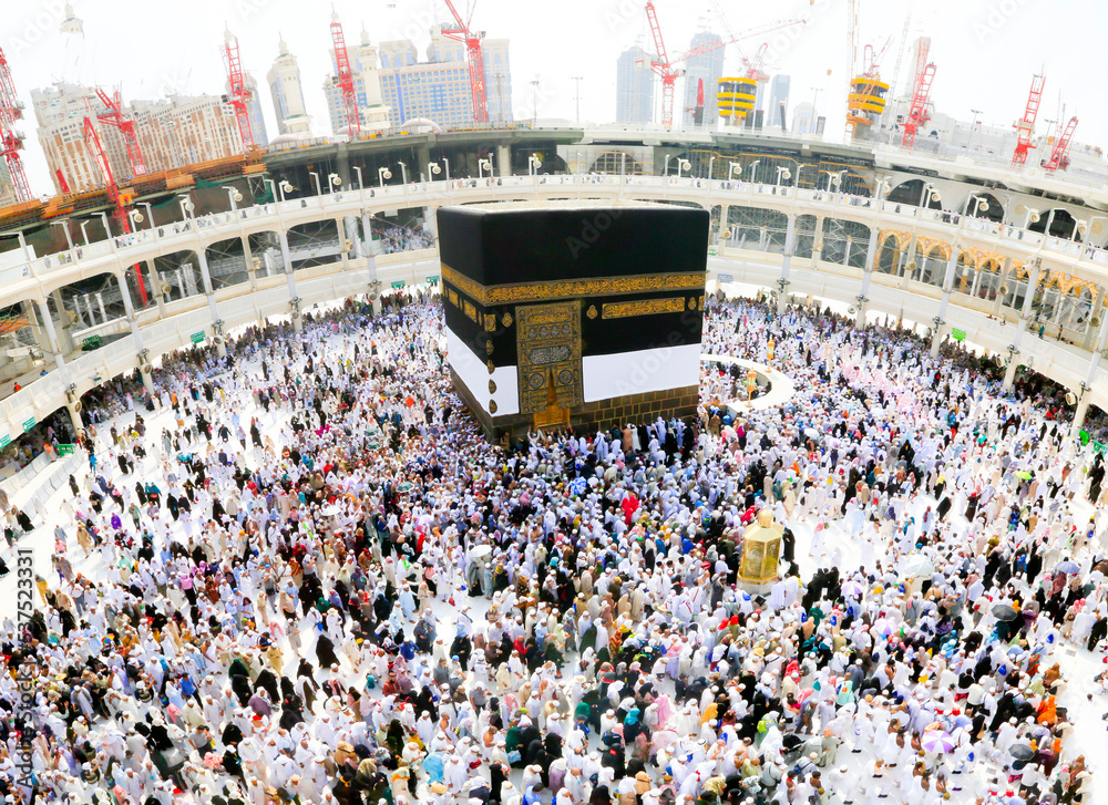 Foto de Tawaf is a ritual during Umra or Hajj when pilgrims making ...