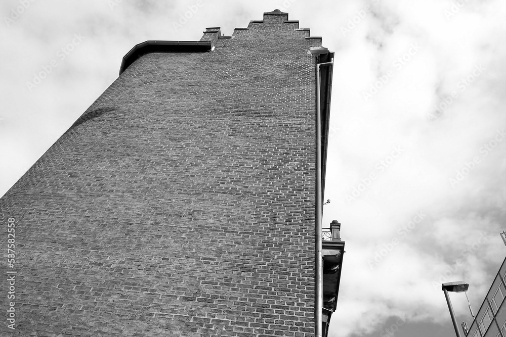 Altbau mit Mauerwerk aus Backstein und Treppengiebel am Merianplatz in ...