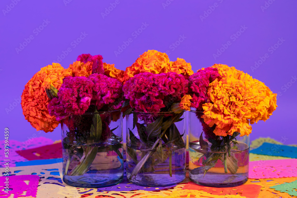 Ramos en floreros de cristal con flor de Cempasúchil y Terciopelo sobre ...