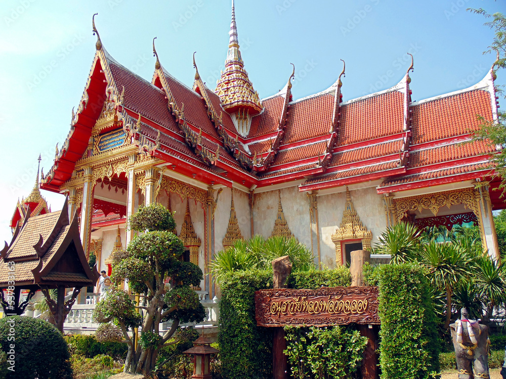 Foto de The most important of the buddhist temples of Phuket is Wat ...