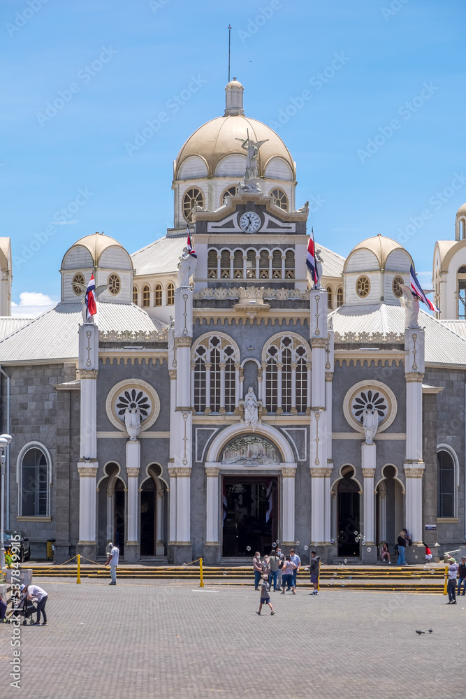 Fachada principal de a Basílica de la Señora de los Angeles en la ...