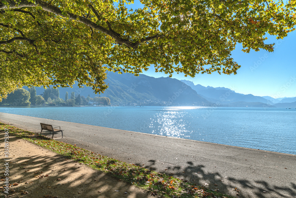 Couleurs d'automne, la plus belle des saisons sur le lac et le vieux ...