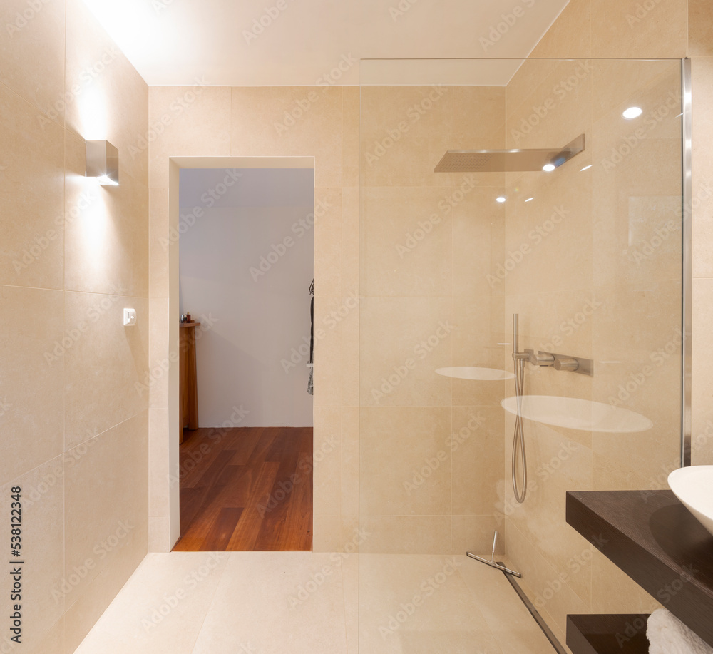 Foto de Modern bathroom front view with large light marble slabs. Front ...