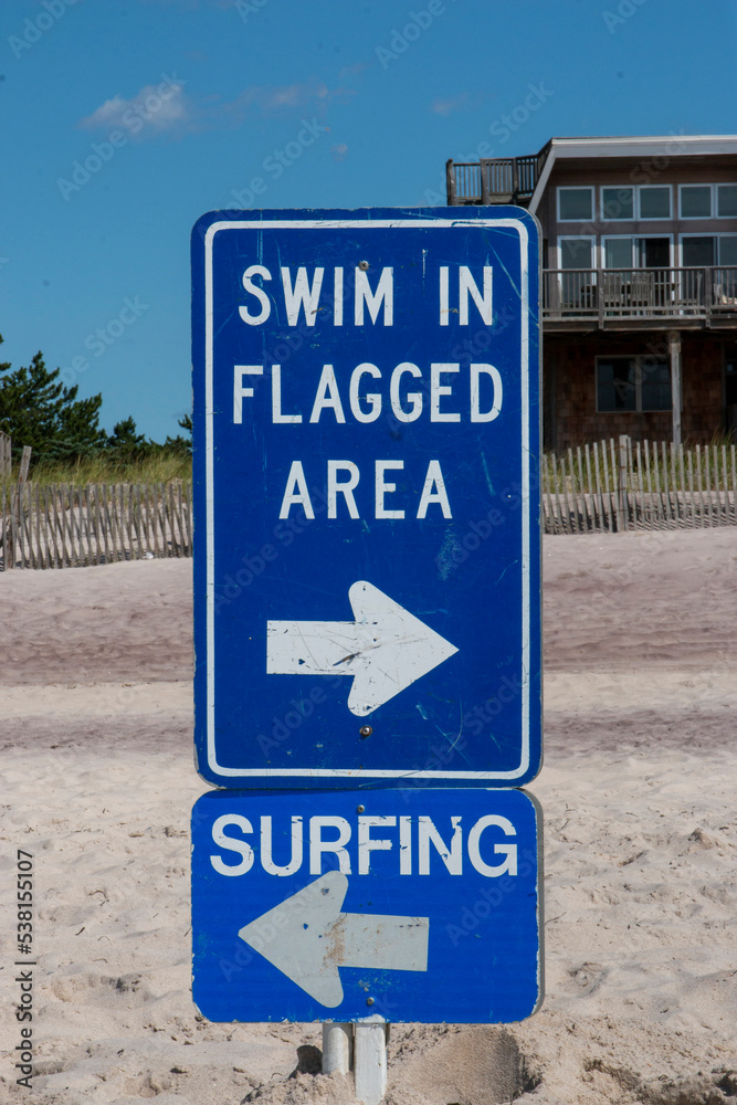 Foto de Sign on a beach pointing where to surf and where to swim do ...
