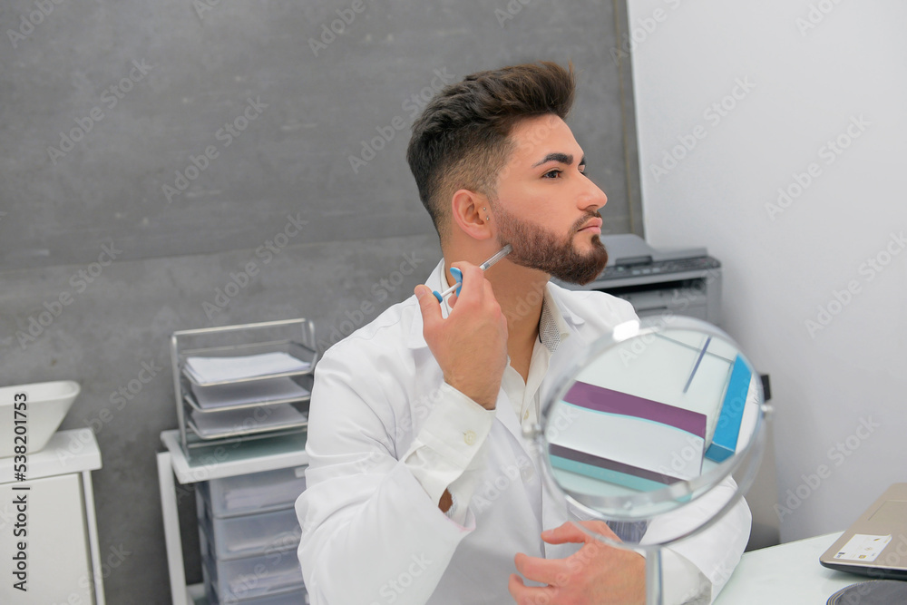 inyección medico inyectandose vacuna rostro cara medicina estética ...