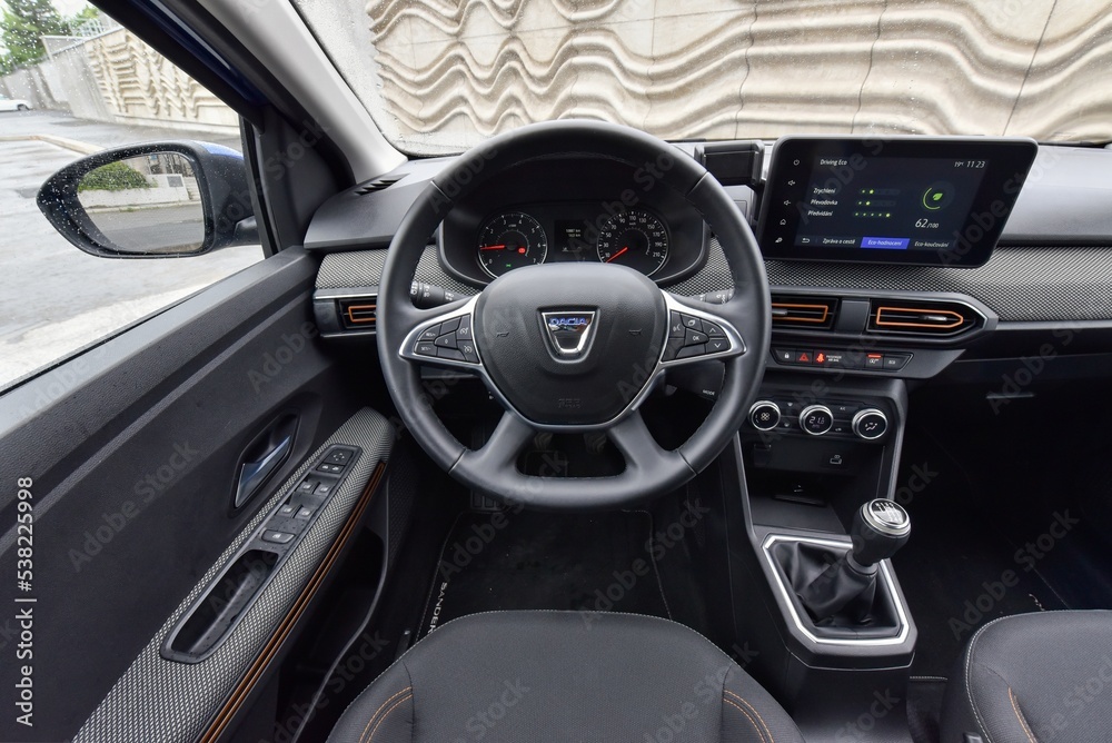 Foto de Dacia Sandero Stepway TCe 90. Cabin interior - driver's ...
