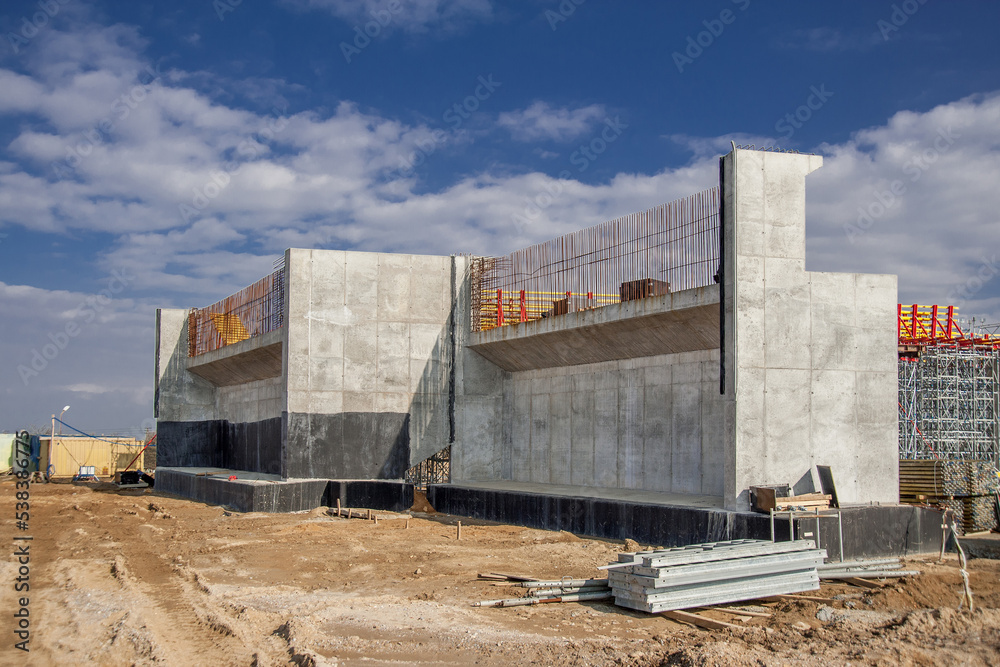 Foto de Monolithic structural elements and scaffolding at bridge ...