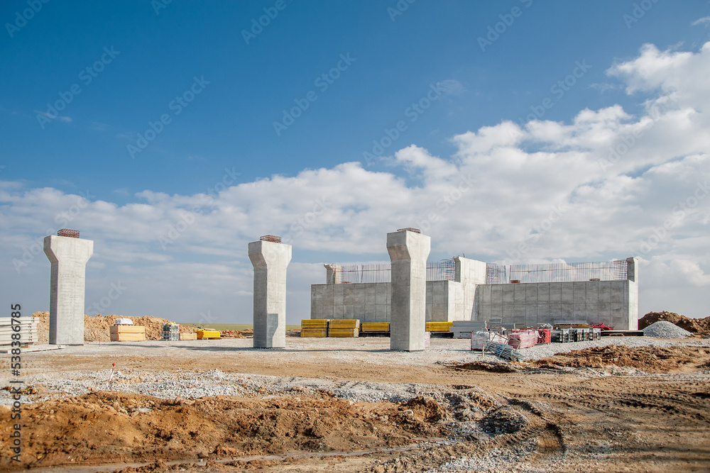Monolithic structural elements and scaffolding at bridge construction ...