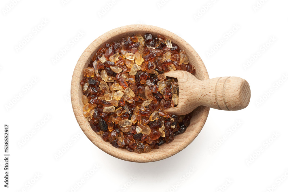 Cukier brązowy kandyzowany w drewnianej miseczce na białym tle Stock ...