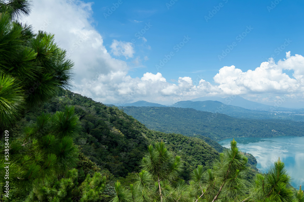 Lago de Ilopango, es un lago de origen volcánico en El Salvador ...