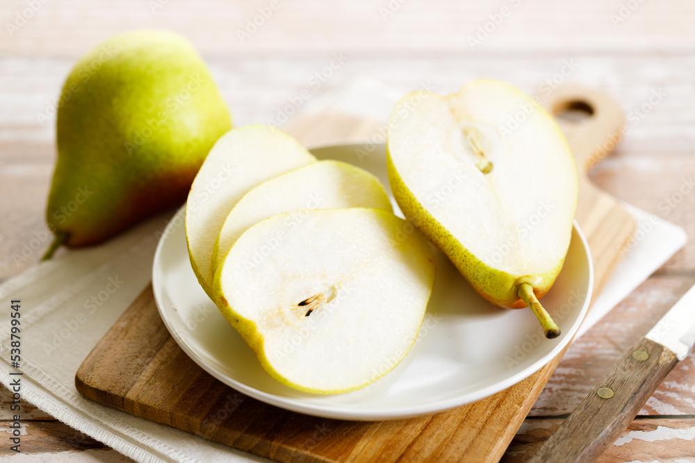 Fresh green sweet pears on wooden table. Stock 写真 | Adobe Stock