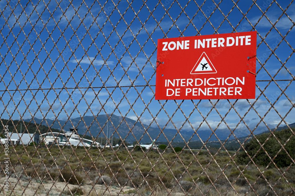 Panneau indiquant zone interdite interdiction de pénétrer aux abords de ...