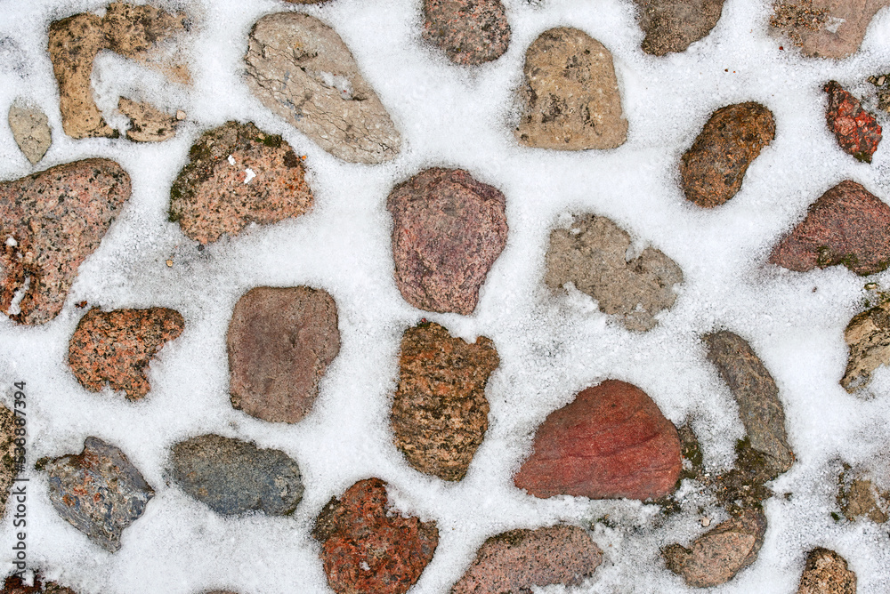 Stone with snow. Cobblestone pavement covered with snow in winter ...